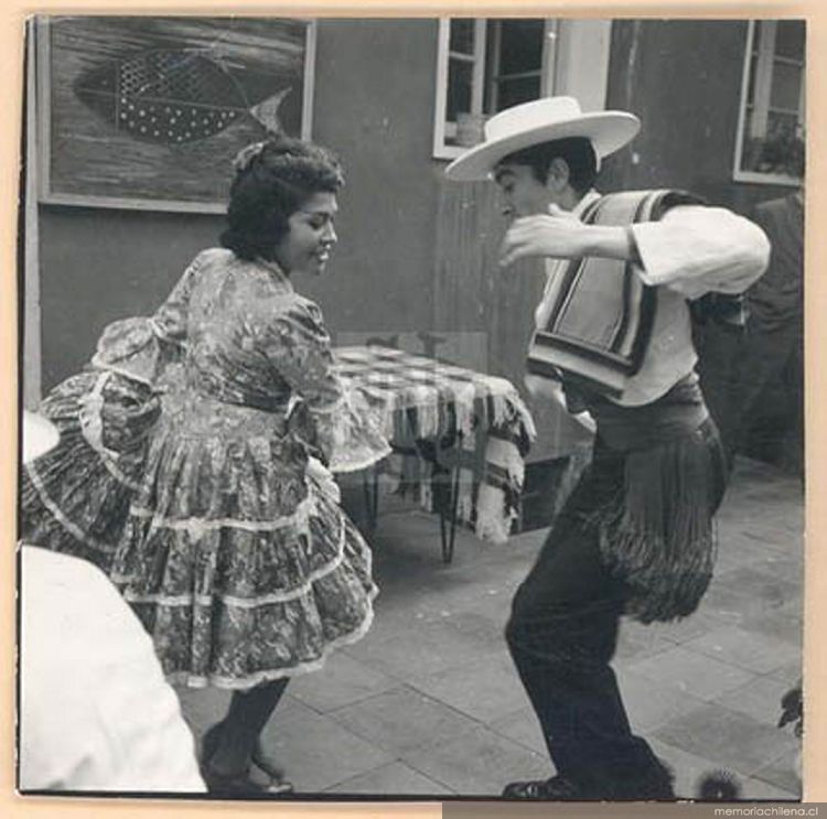 Pareja bailando cueca - Memoria Chilena, Biblioteca Nacional de Chile Pareja bailando cueca - Memoria Chilena, Biblioteca Nacional de Chile
