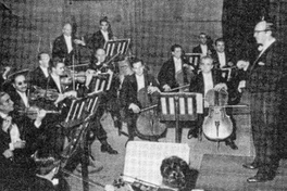 Juan Matteucci dirigiendo, ca. 1980 - Memoria Chilena, Biblioteca ...